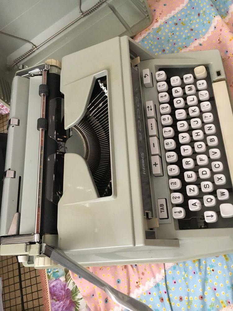 Antique machine à ecrire dactylo hermes | BazarAfrique Côte d’Ivoire