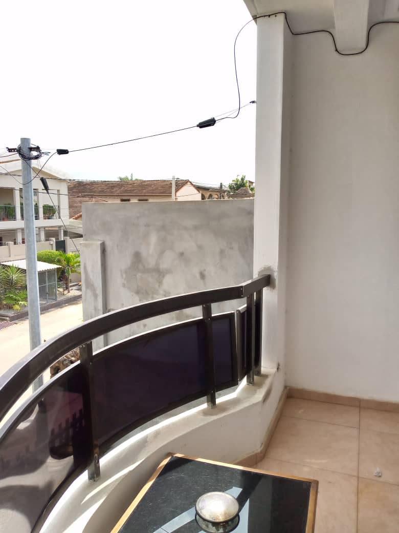 Location d'un grand studio complet au 1er, balcon angré 8ème tranche ...
