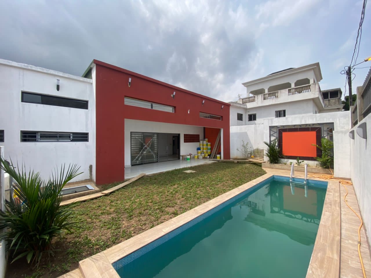 Belle villa basse de type 4 pièces +1 dép, jardin, piscine, garage en ...